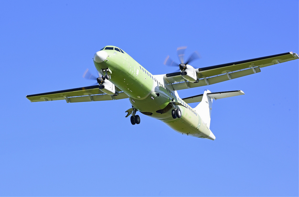 ATR and the ATR-42 and ATR-72 airliners, design, production and photographs